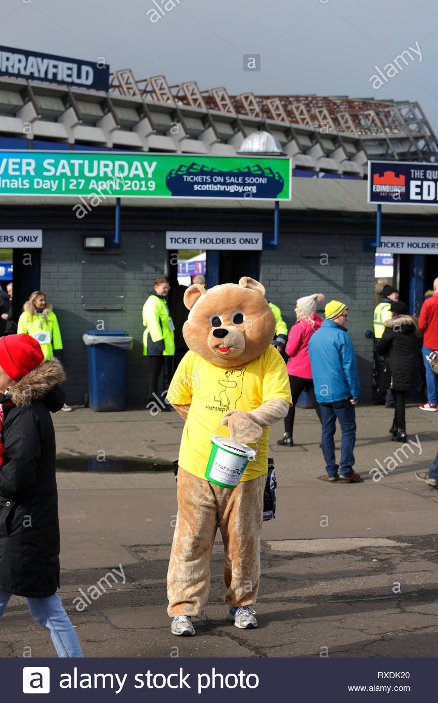 Murrayfield stadium crowds hi-res stock photography and images - Alamy