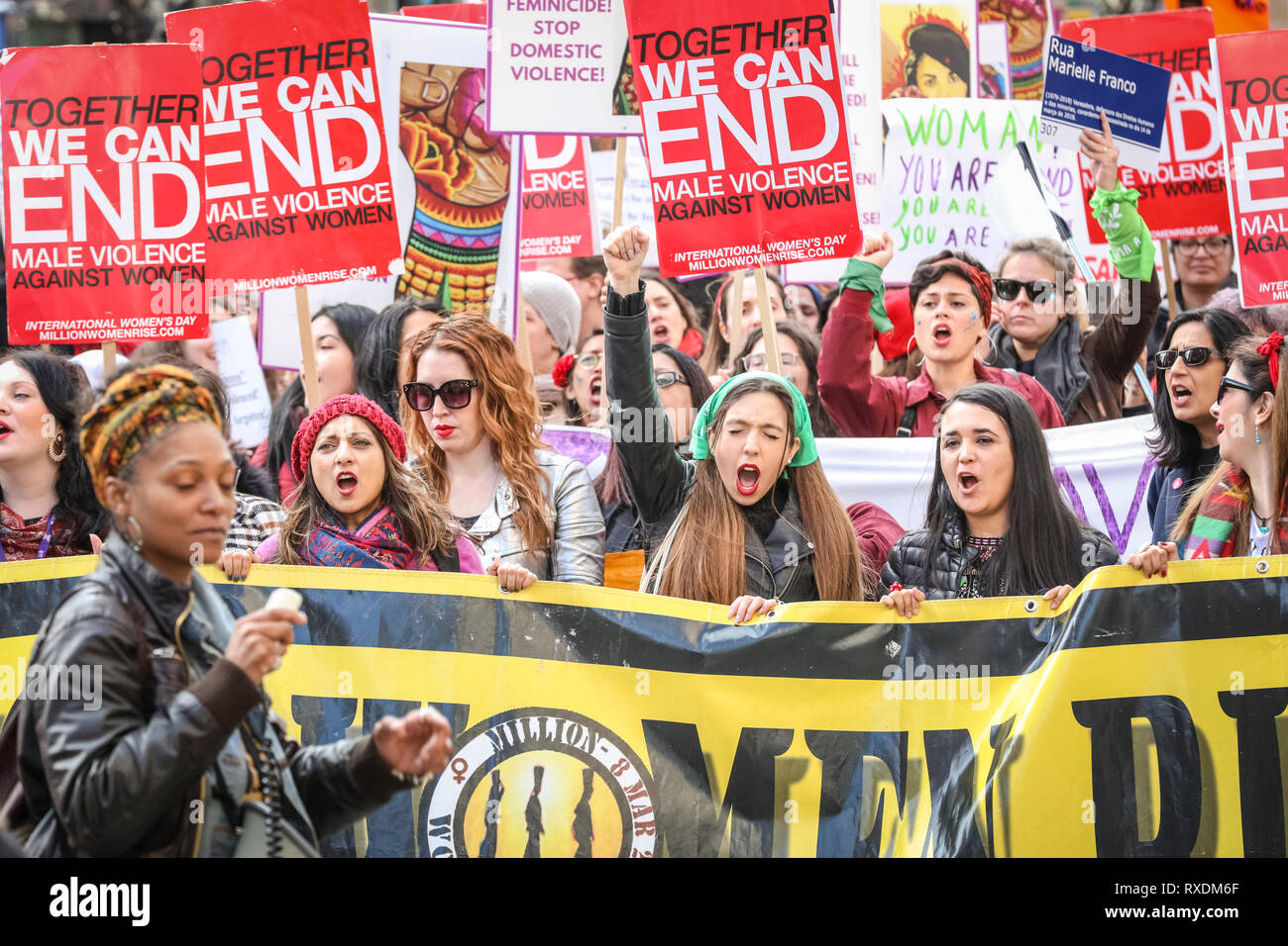 Crowd of women protesting hi-res stock photography and images - Alamy