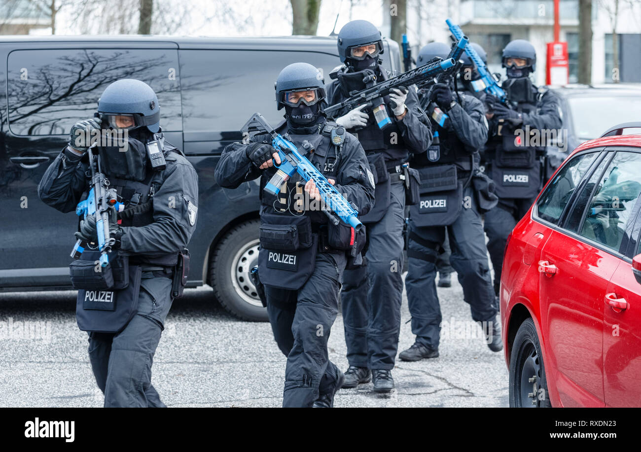 Glinde, Germany. 09th Mar, 2019. Police officers of the Ratzeburg ...