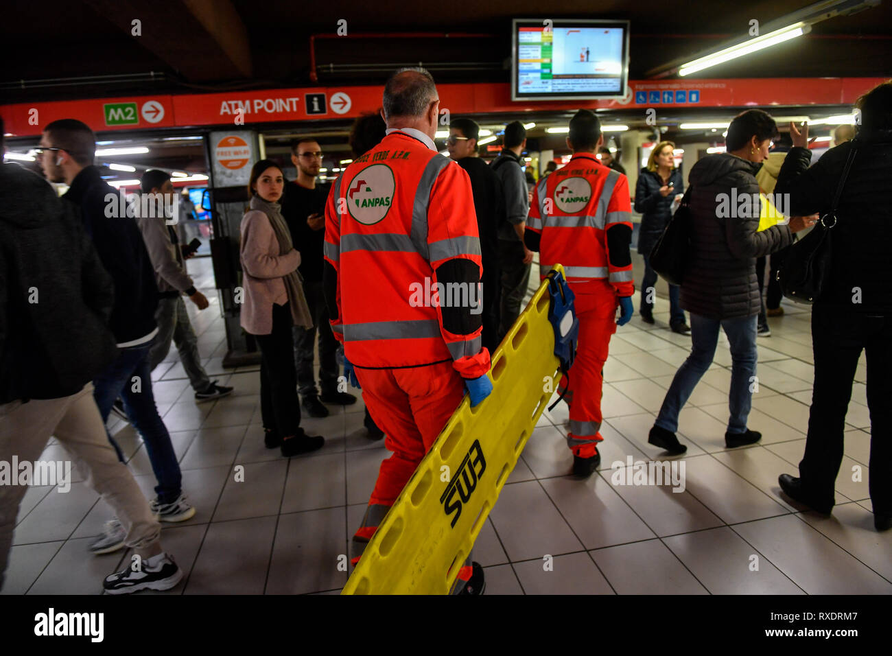 Metropolitana rossa milano hi-res stock photography and images - Alamy