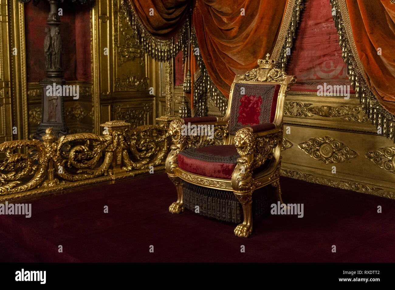 Il trono hi-res stock photography and images - Alamy