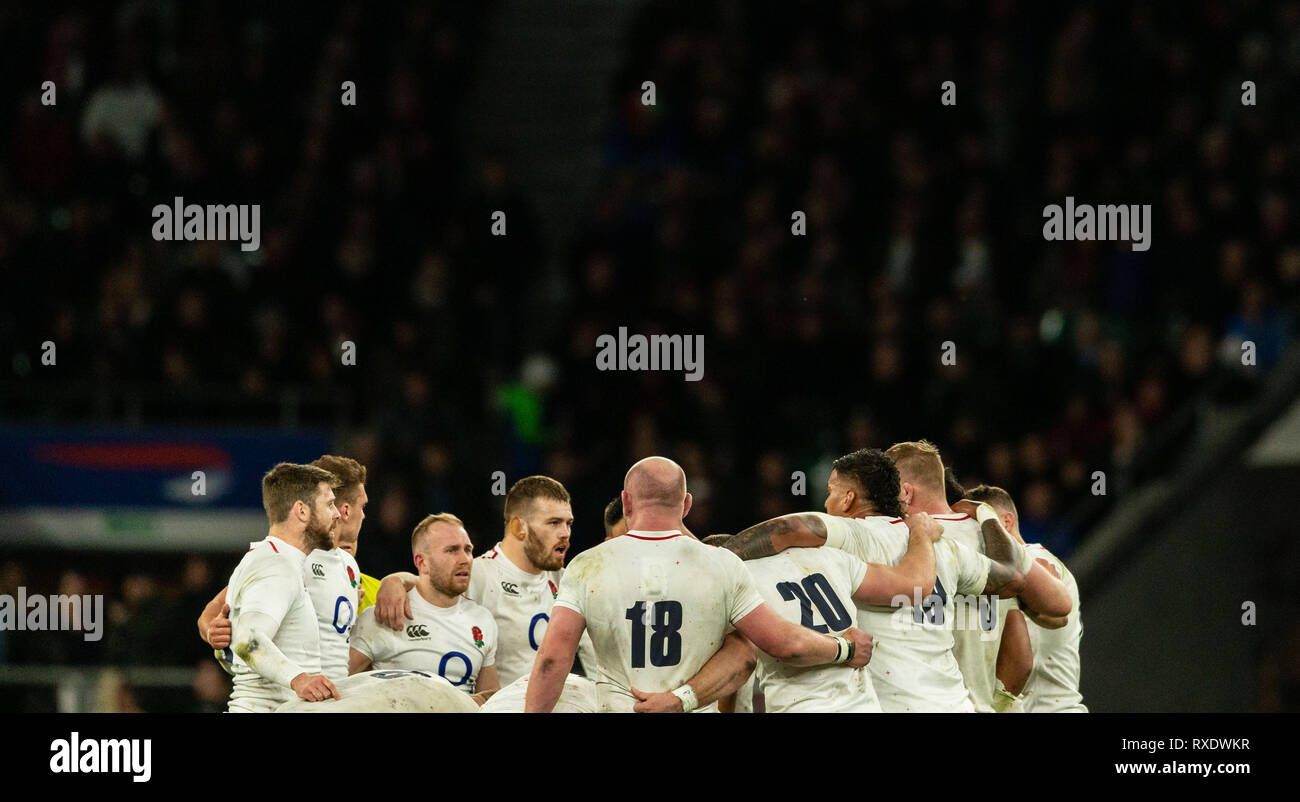 England rugby team huddle hi-res stock photography and images - Alamy