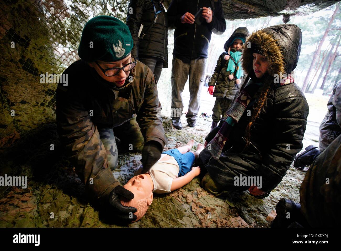 Perform cpr hi-res stock photography and images - Alamy