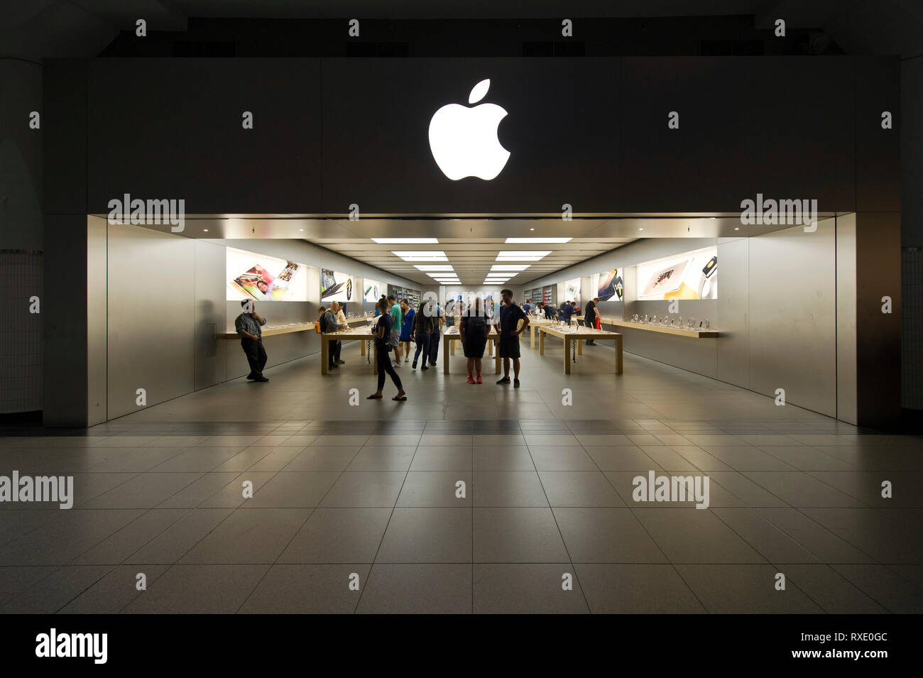Apple storefront hi-res stock photography and images - Alamy
