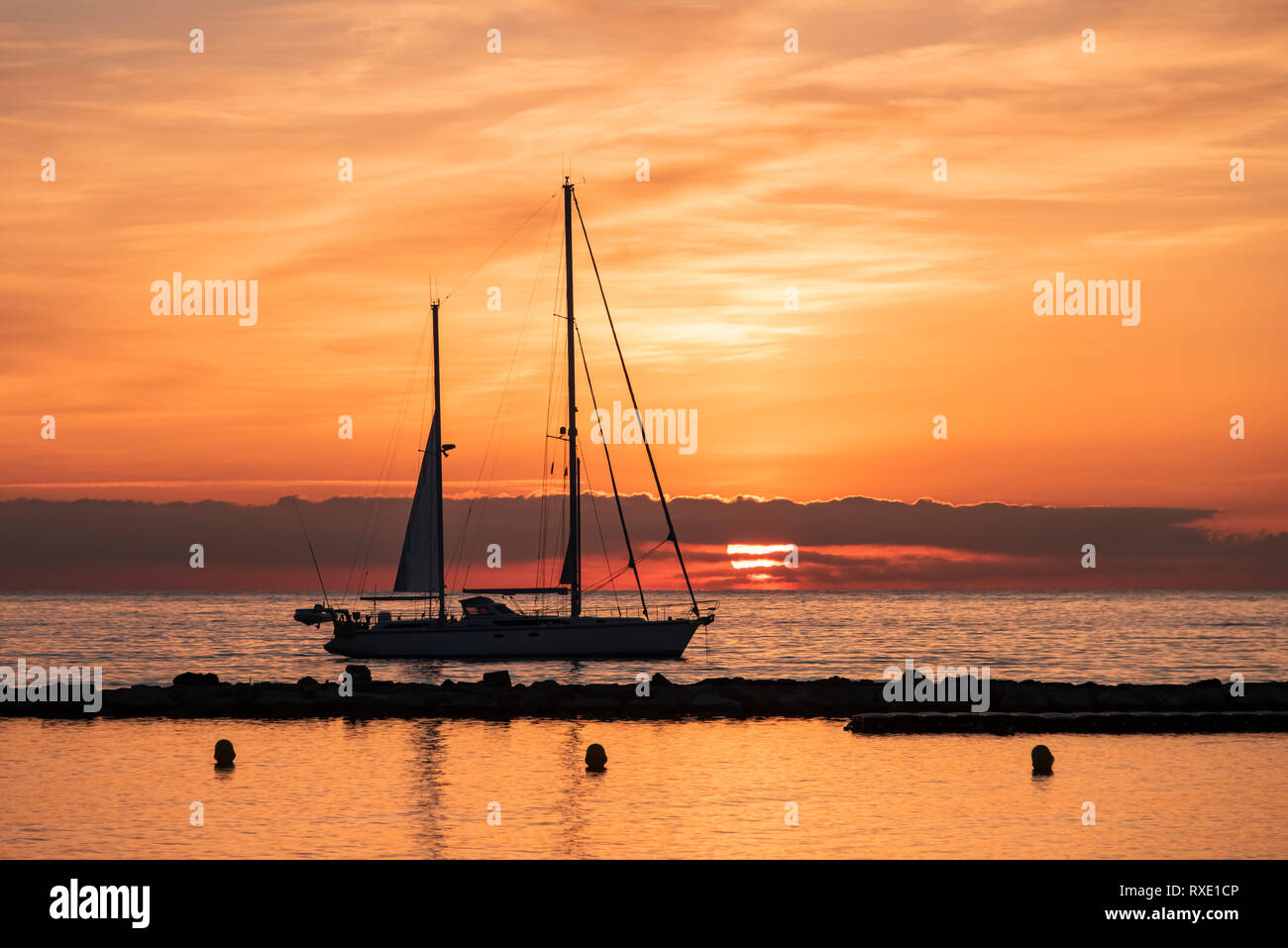 Yacht silhouette hi-res stock photography and images - Alamy
