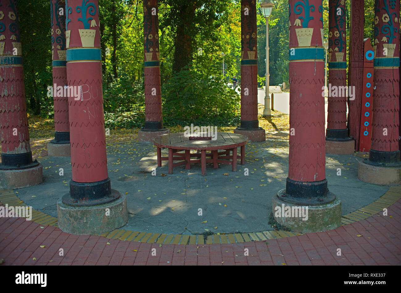 Big circular bench hi-res stock photography and images - Alamy