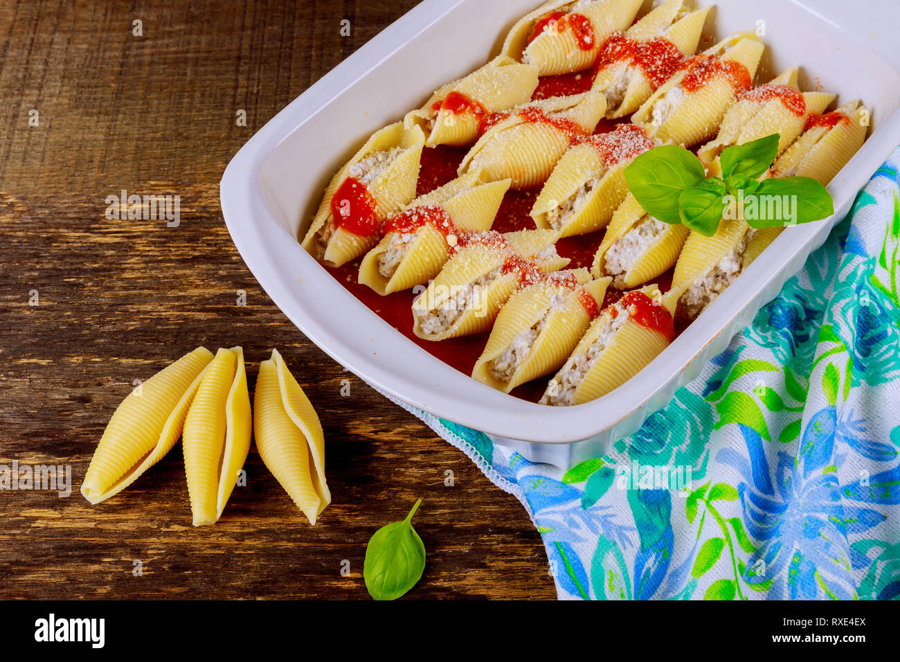 Big pasta shells hi-res stock photography and images - Alamy