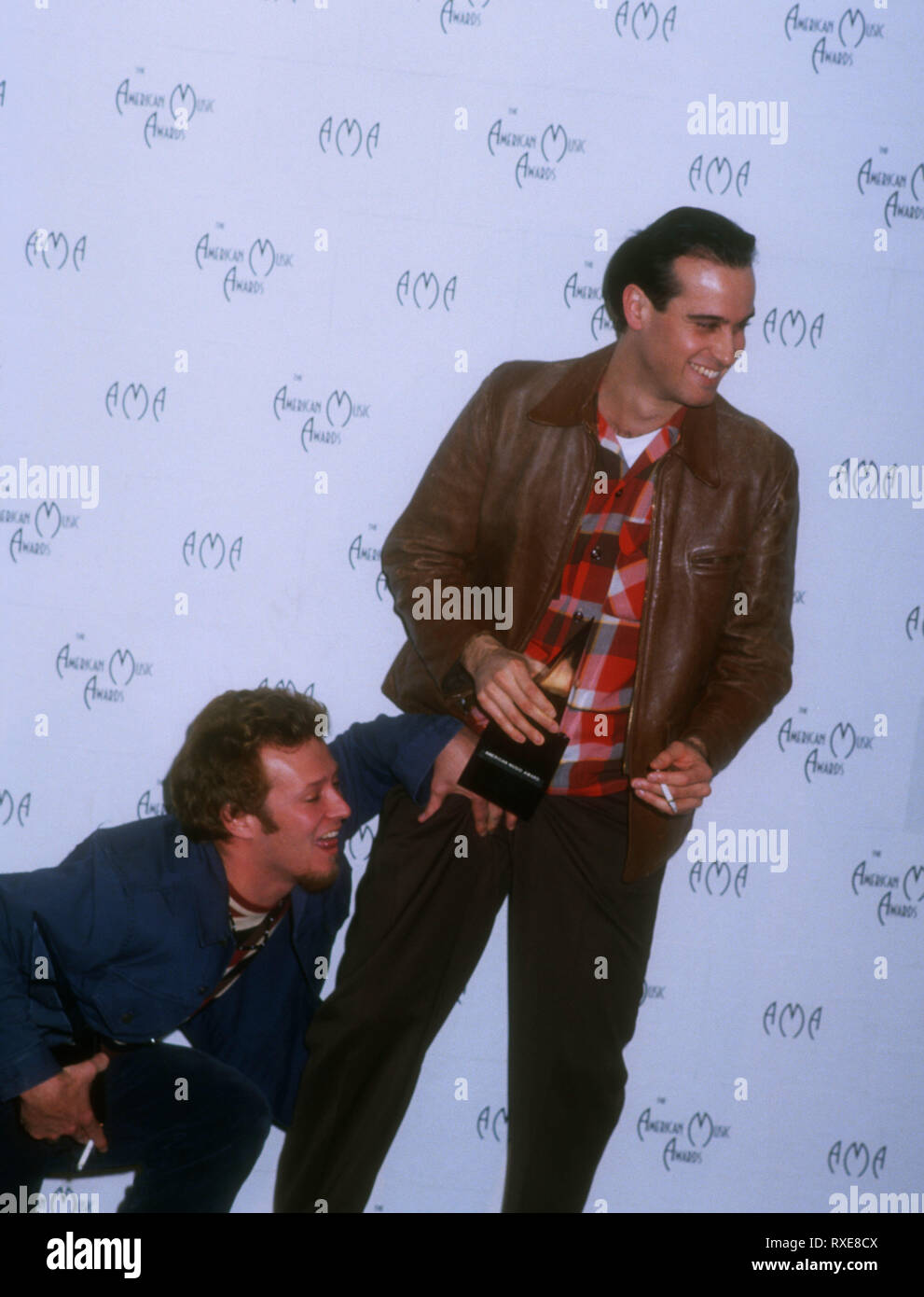 LOS ANGELES, CA - FEBRUARY 7: Musicians Scott Weiland and Robert DeLeo ...
