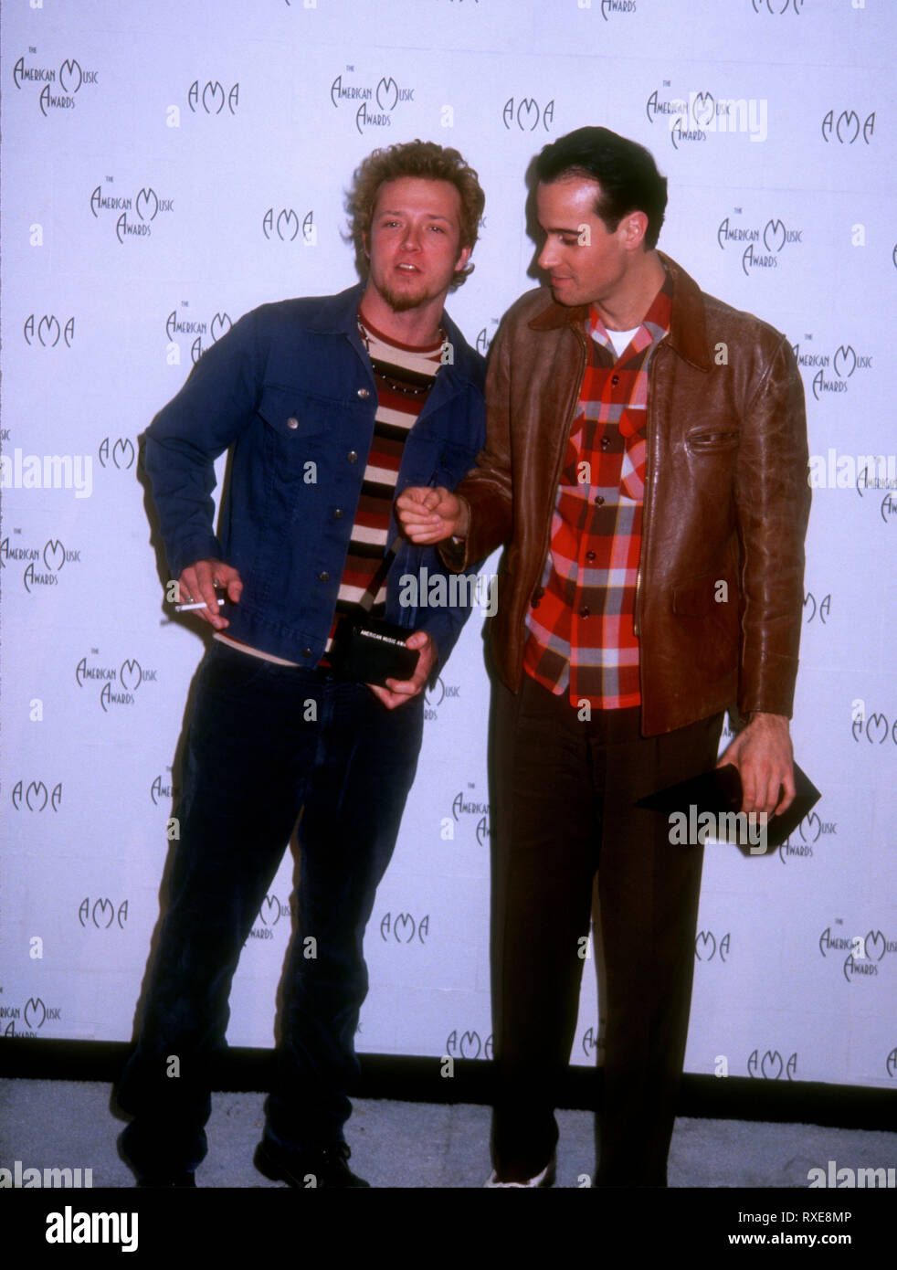 LOS ANGELES, CA - FEBRUARY 7: Musicians Scott Weiland and Robert DeLeo ...