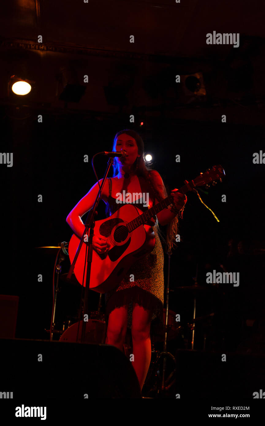 Female singer guitar singing hi-res stock photography and images - Alamy