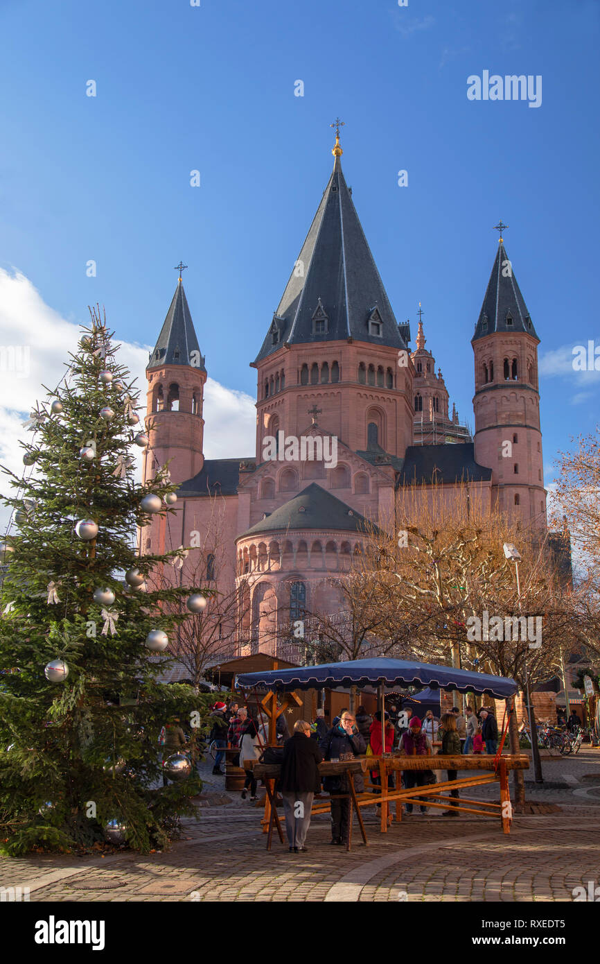 Christmas Market and Mainz Cathedral, Mainz, Rhineland-Palatinate ...