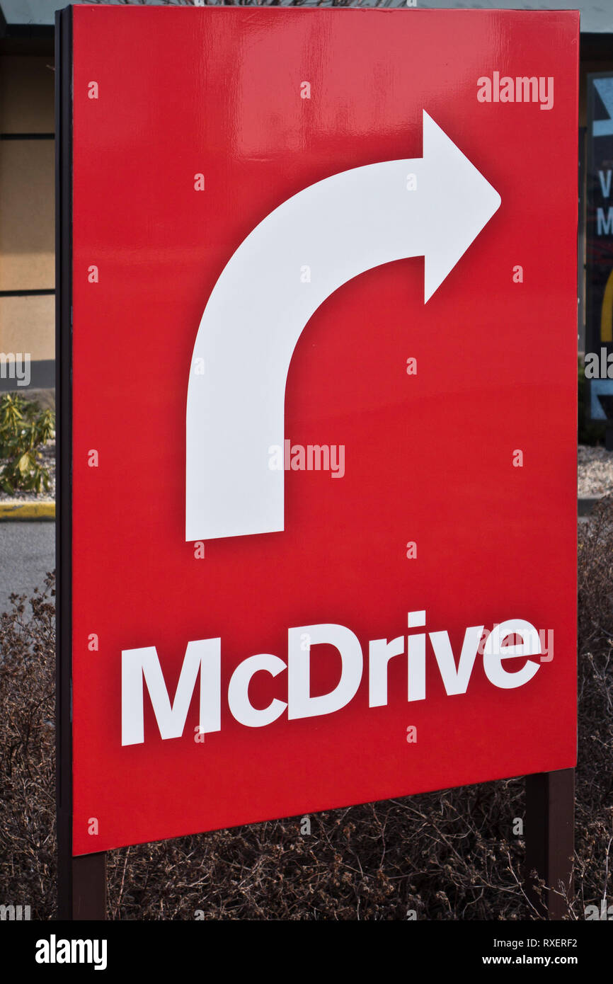 Mcdrive sign hi-res stock photography and images - Alamy