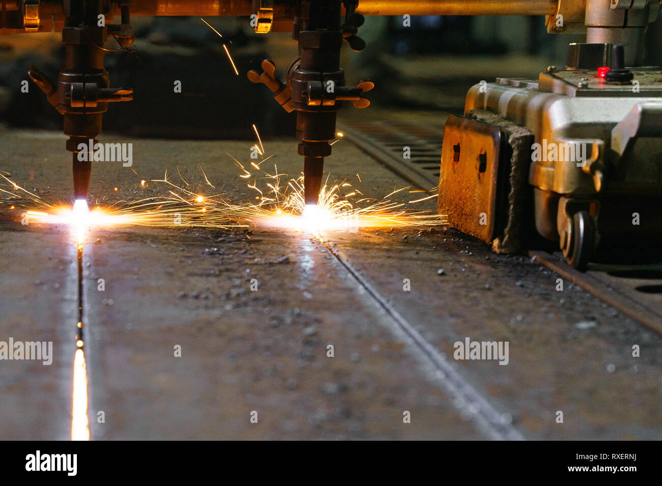 Plasma arc cutting hi-res stock photography and images - Alamy