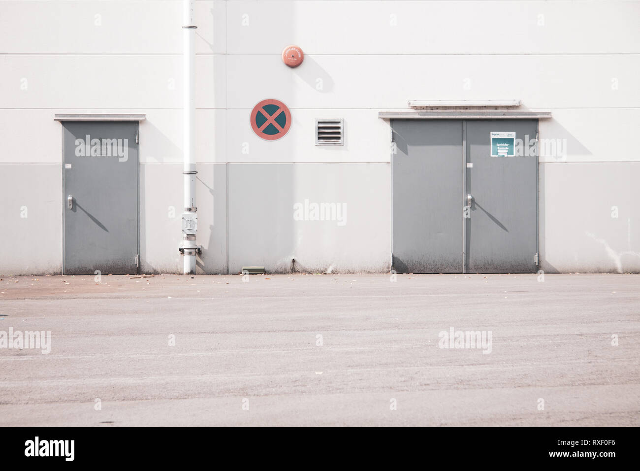 Back entrance to a supermarket including a no park zone Stock Photo - Alamy