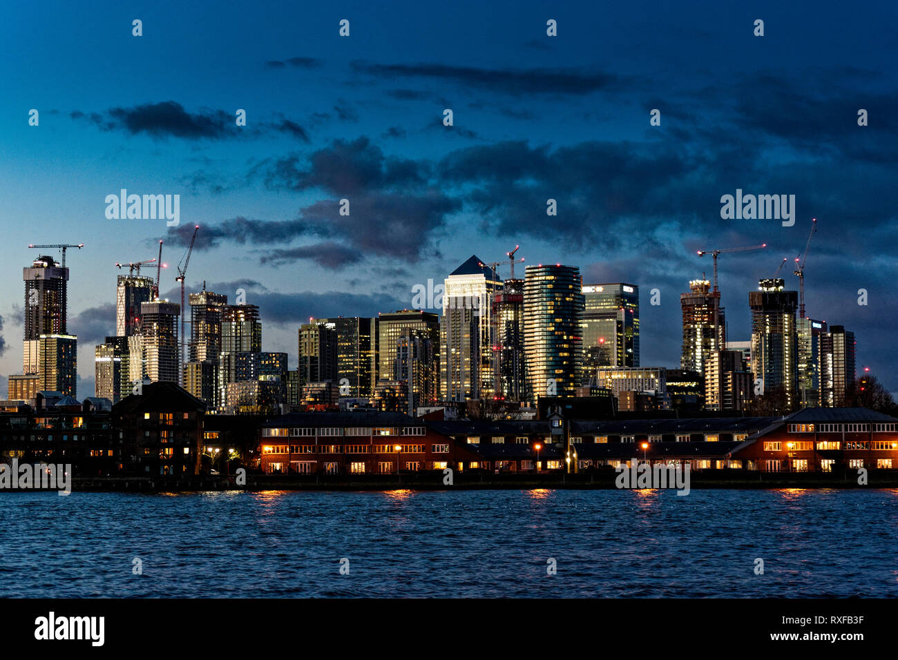 Skyline illuminated docklands hi-res stock photography and images - Alamy