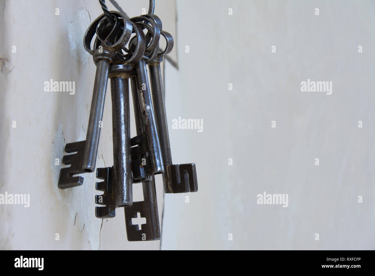 Door keys hi-res stock photography and images - Alamy