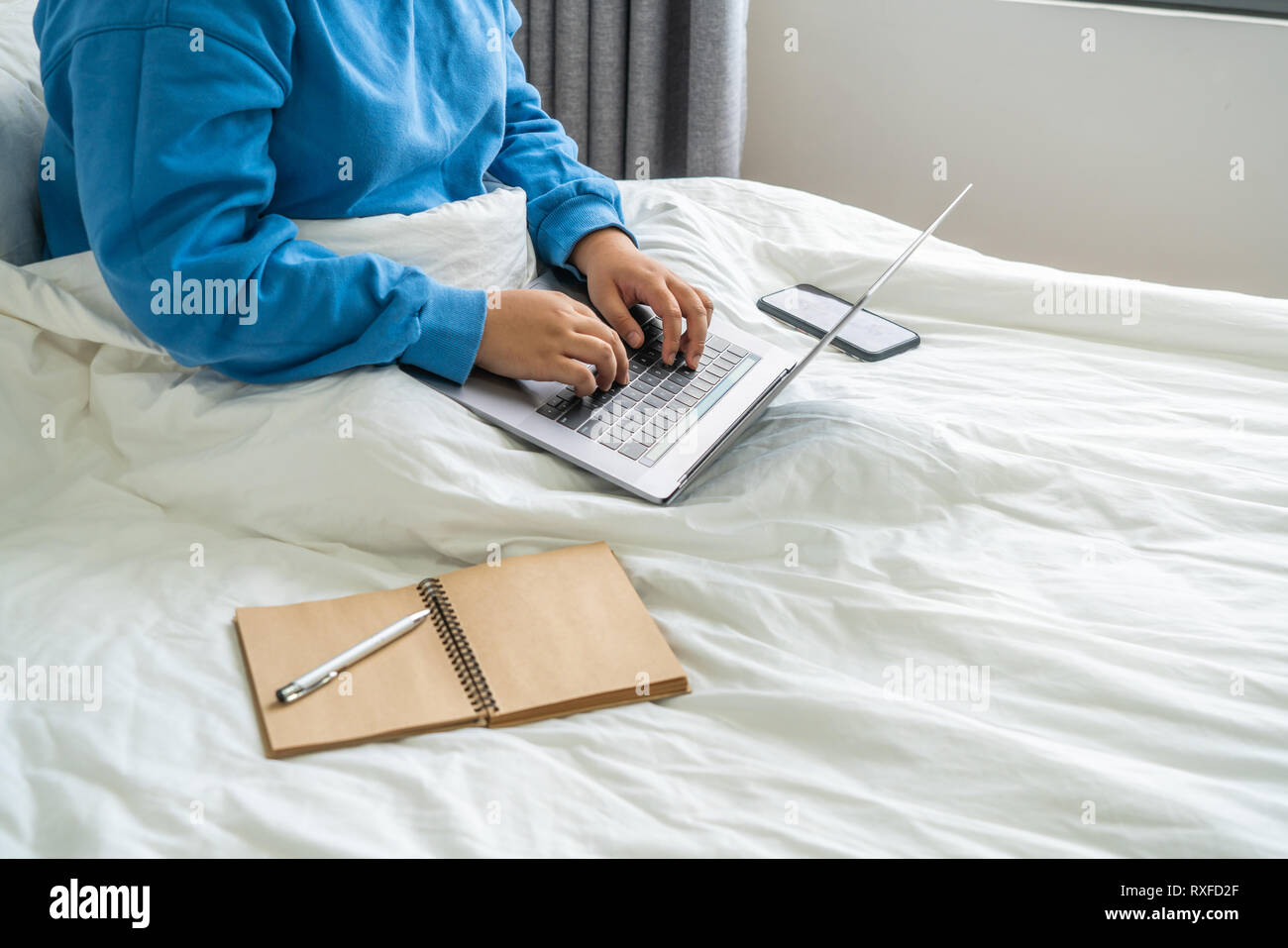 Student Sitting On Bed Computer Stock Photos & Student Sitting On Bed ...