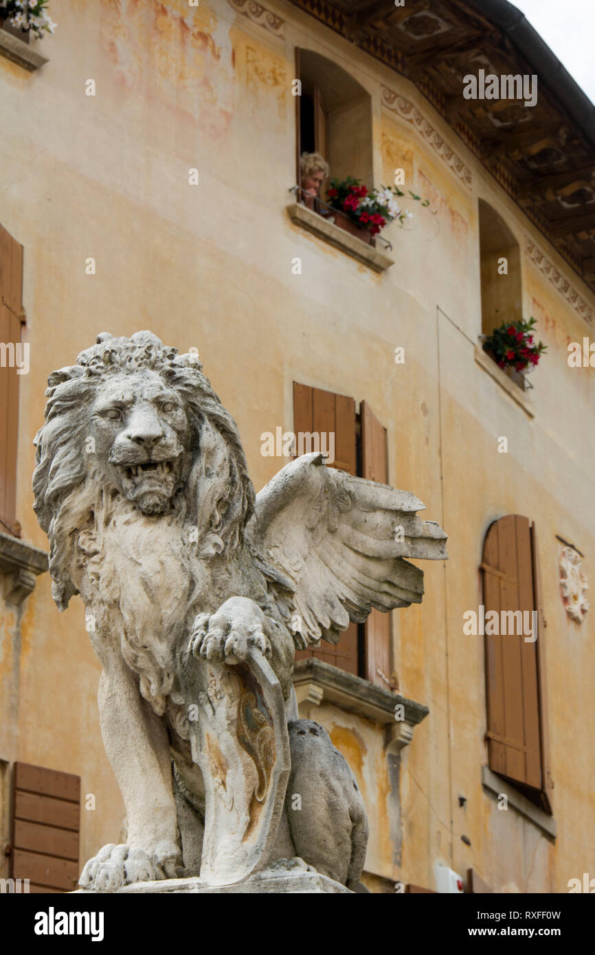 Winged lion statues hi-res stock photography and images - Alamy