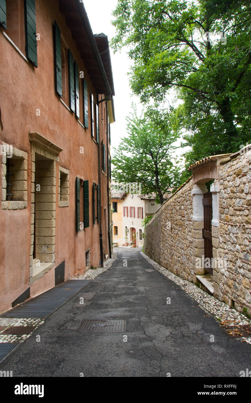 Narrow laneway hi-res stock photography and images - Alamy