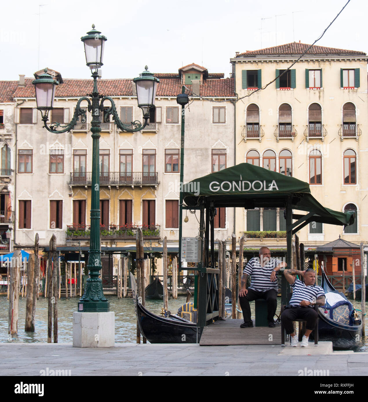 Gondoliers venice italy hi-res stock photography and images - Alamy