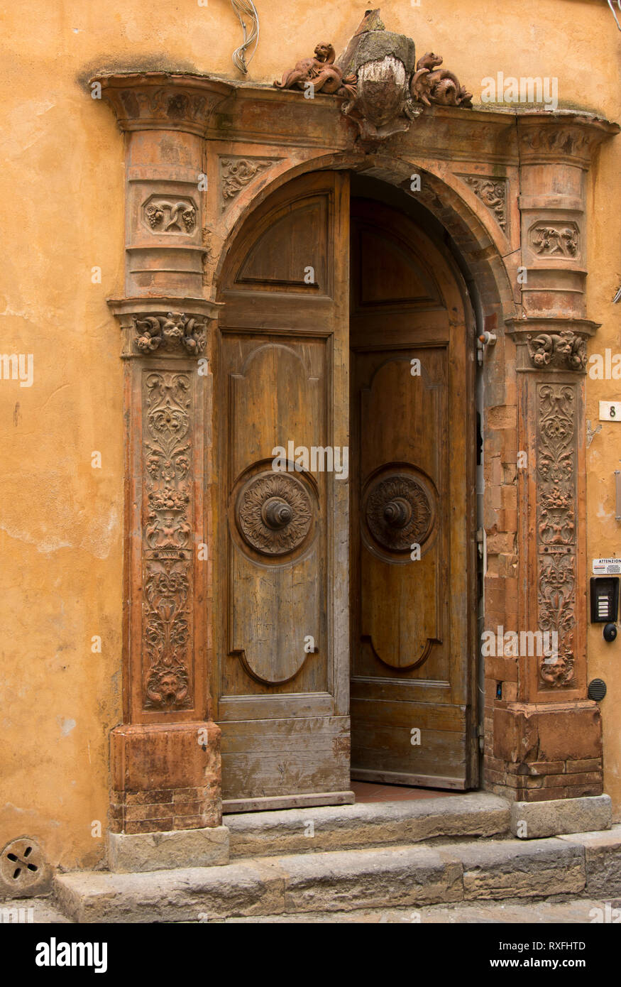 Old doorways hi-res stock photography and images - Alamy