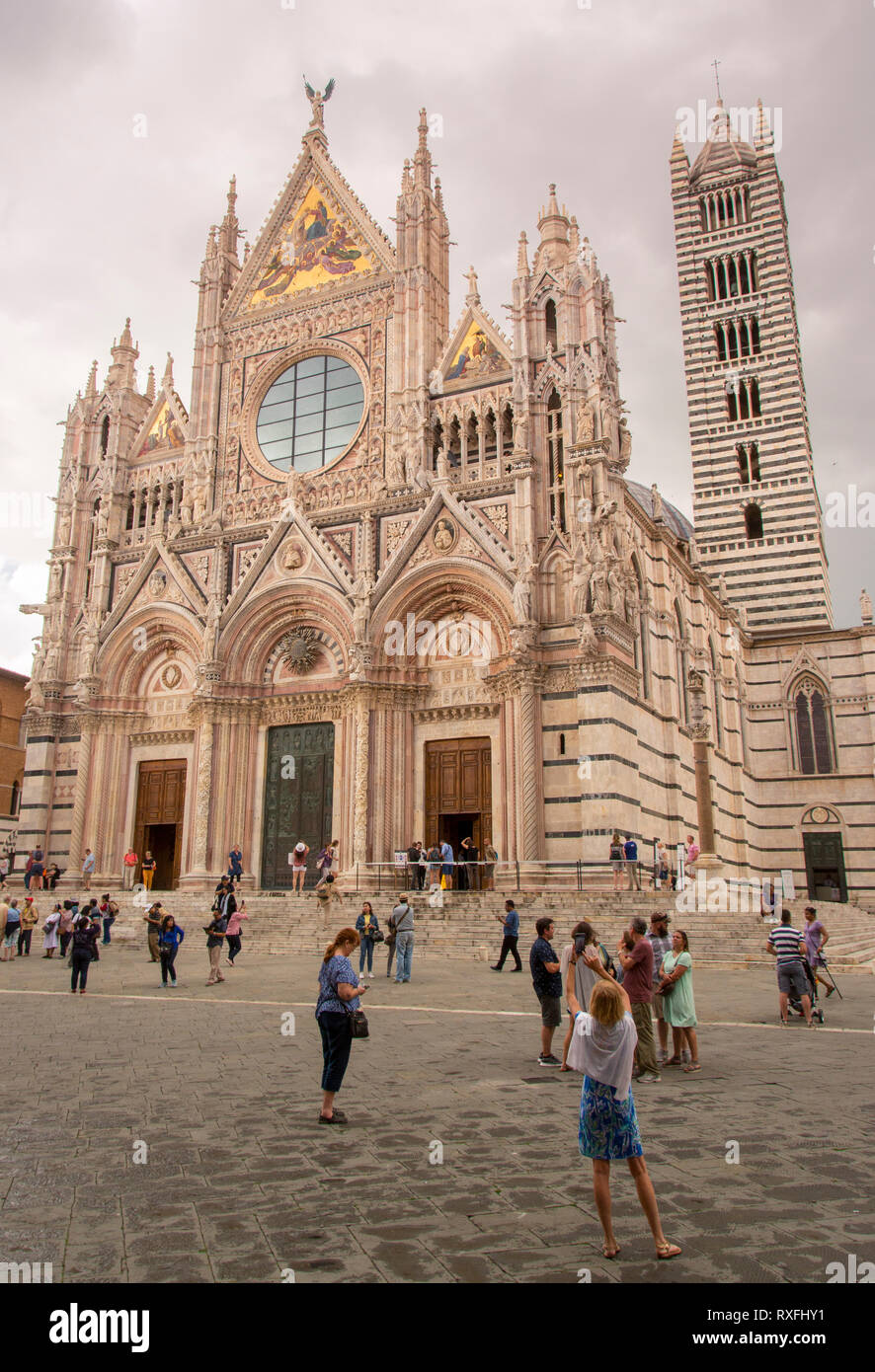Medieval sanctuary churches hi-res stock photography and images - Alamy