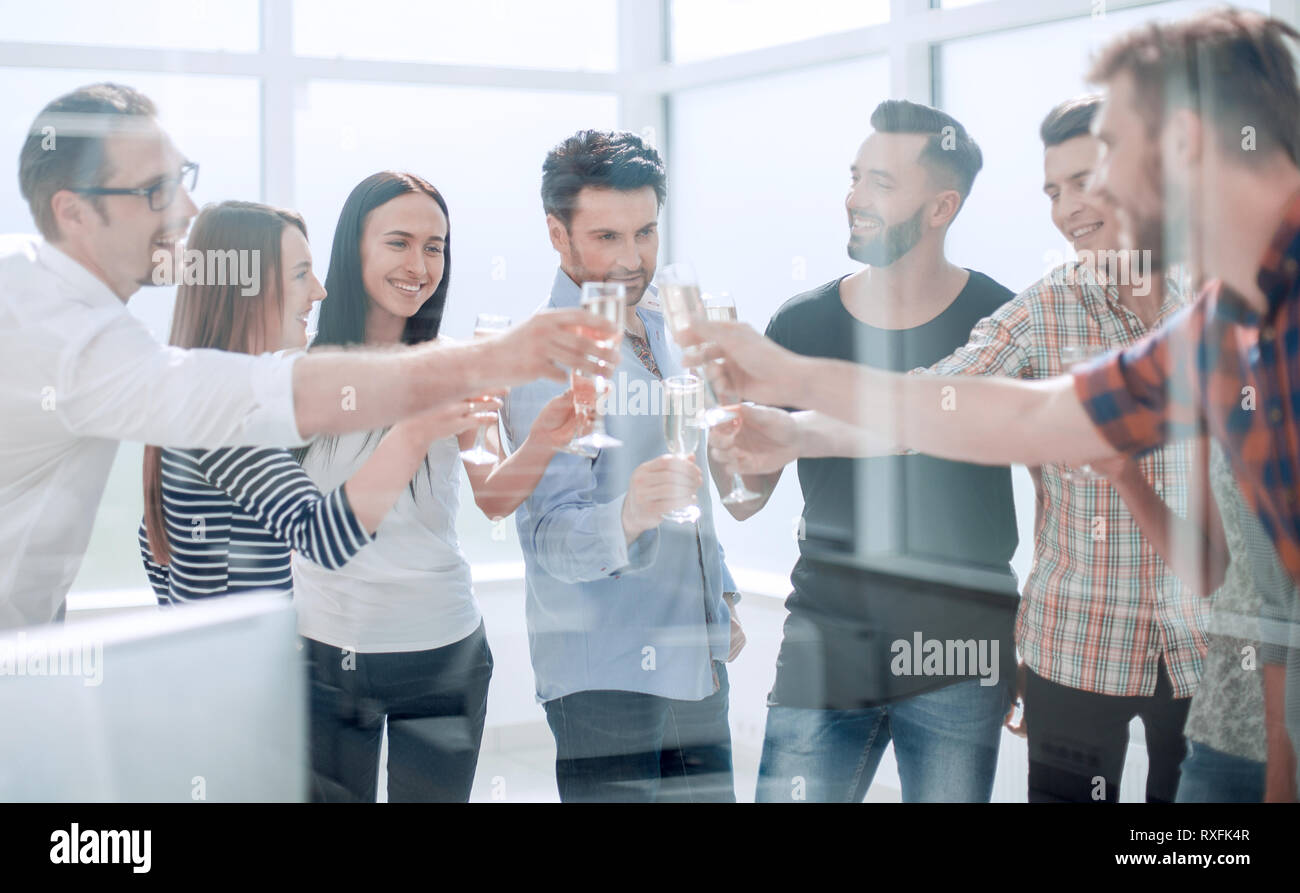 Raise raising a glass to hi-res stock photography and images - Alamy