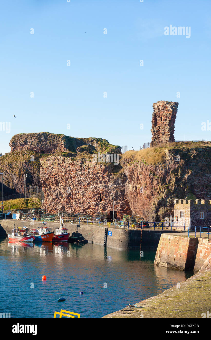 Dunbar harbour and Dunbar Castle. Dunbar, East Lothian, Scotland Stock ...