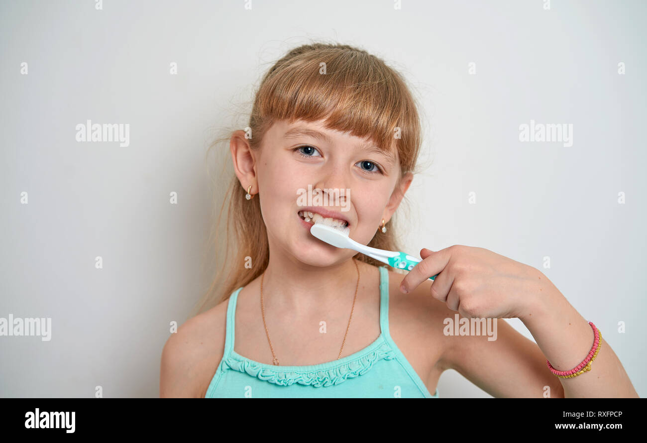 child brushes his teeth Stock Photo - Alamy