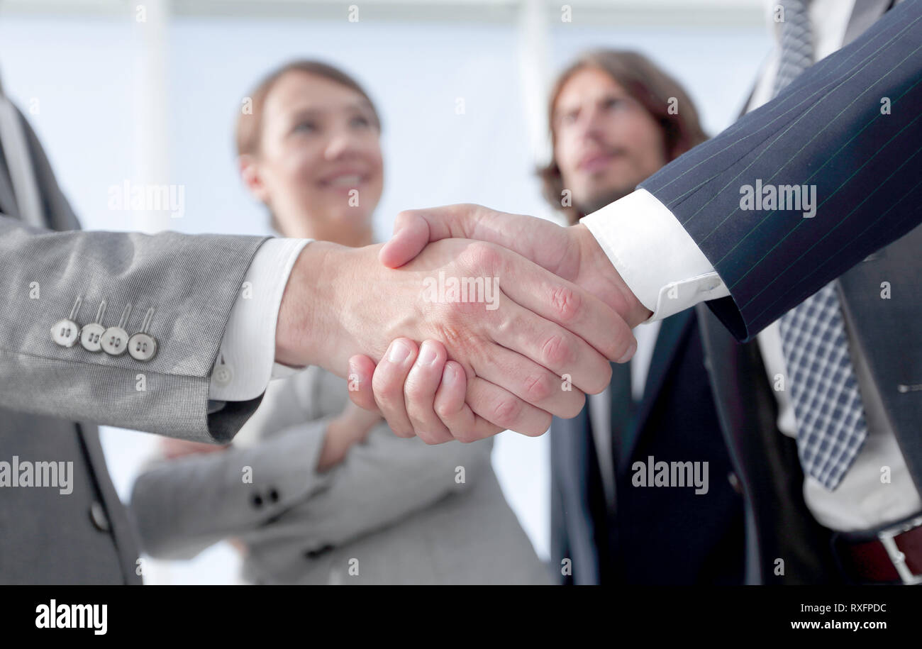 welcome and handshake business people Stock Photo - Alamy