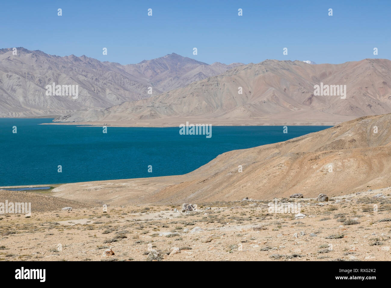 Yashikul lake in the Pamir mountains near Bulunkul in Tajikistan Stock ...