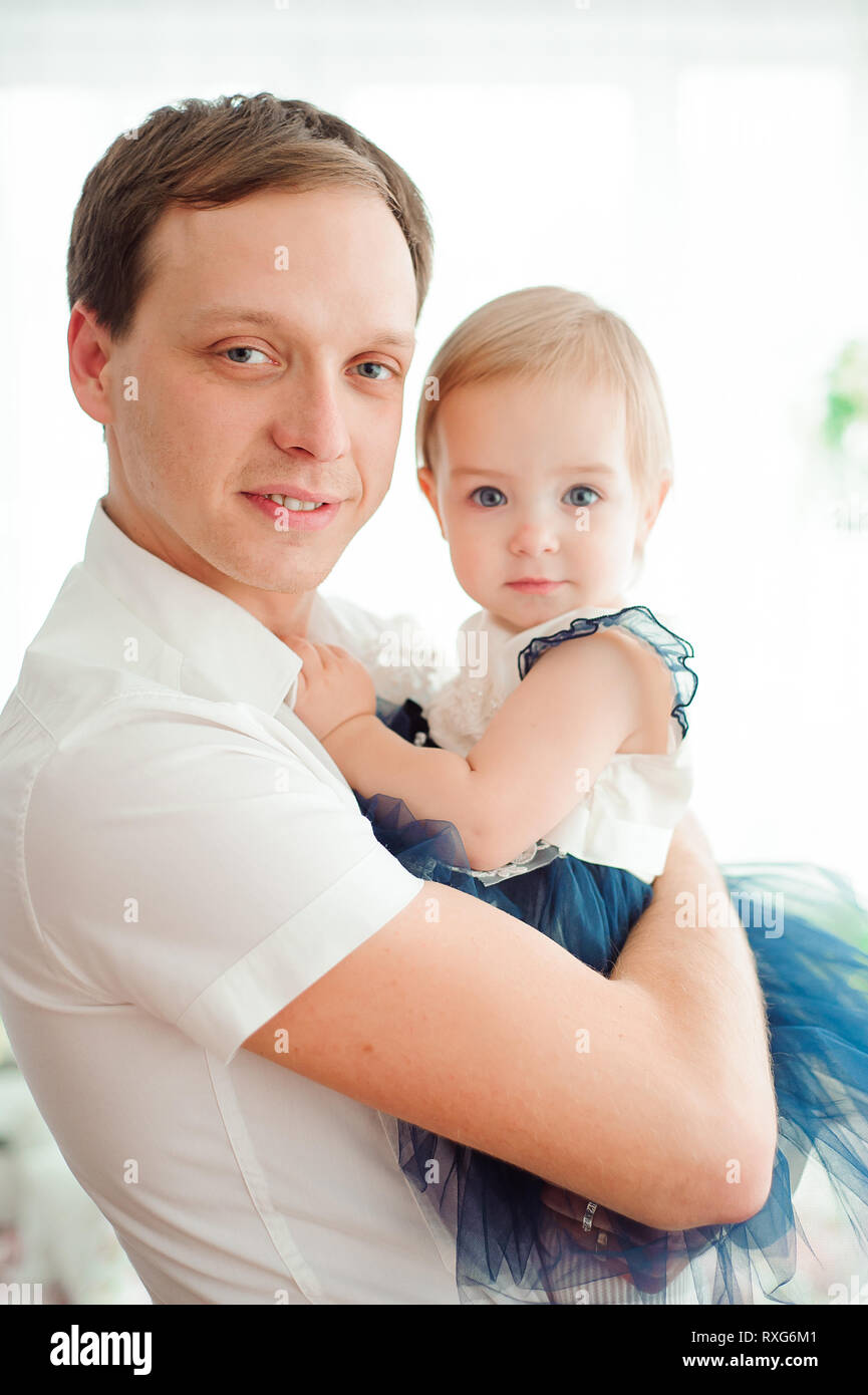 Dad hugging and kissing his little daughter Stock Photo - Alamy