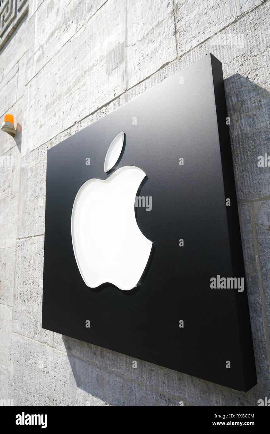 Apple Store in Berlin Stock Photo - Alamy