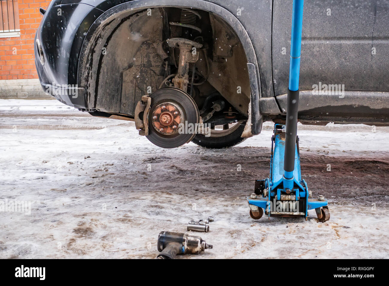 Close up process removing tire hi-res stock photography and images - Alamy