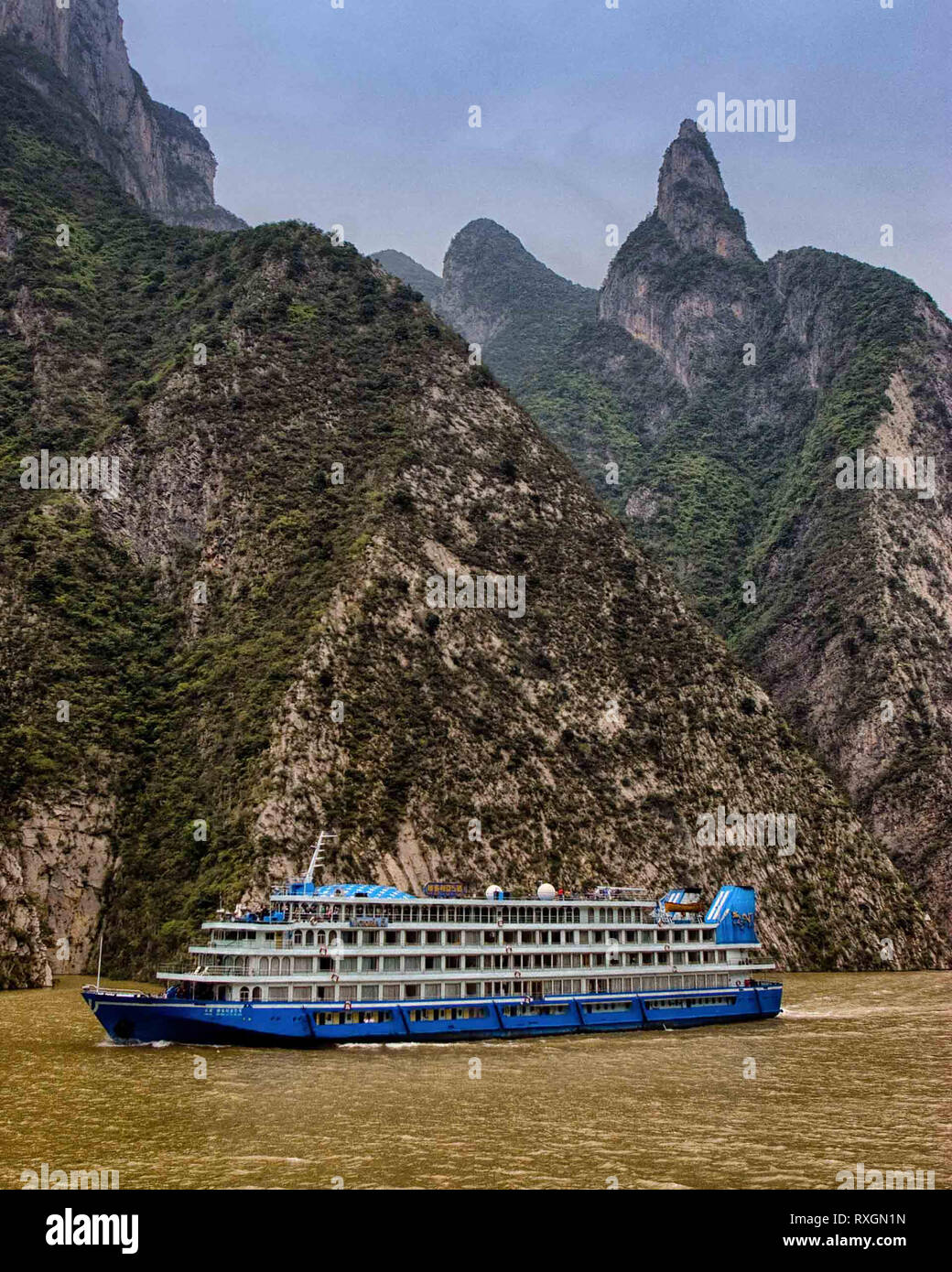 Hubei, China. 23rd Oct, 2006. A luxury cruise ship in the Wu Gorge of ...