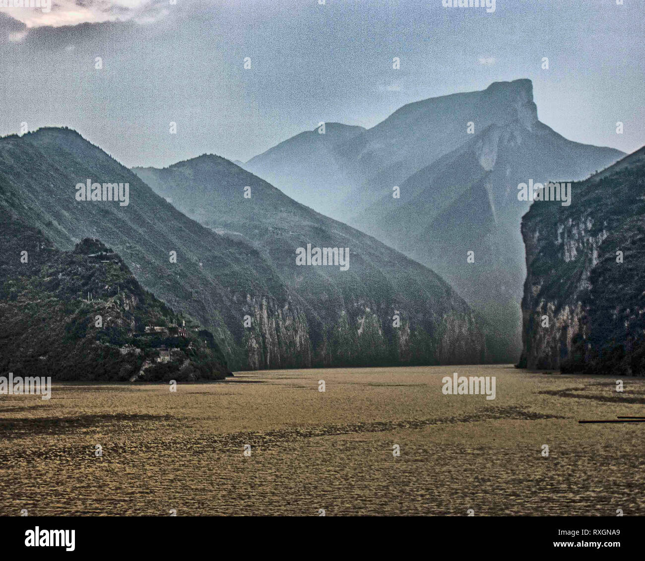 Fengjie County, Chongqing Municipality, China. 23rd Oct, 2006. The ...