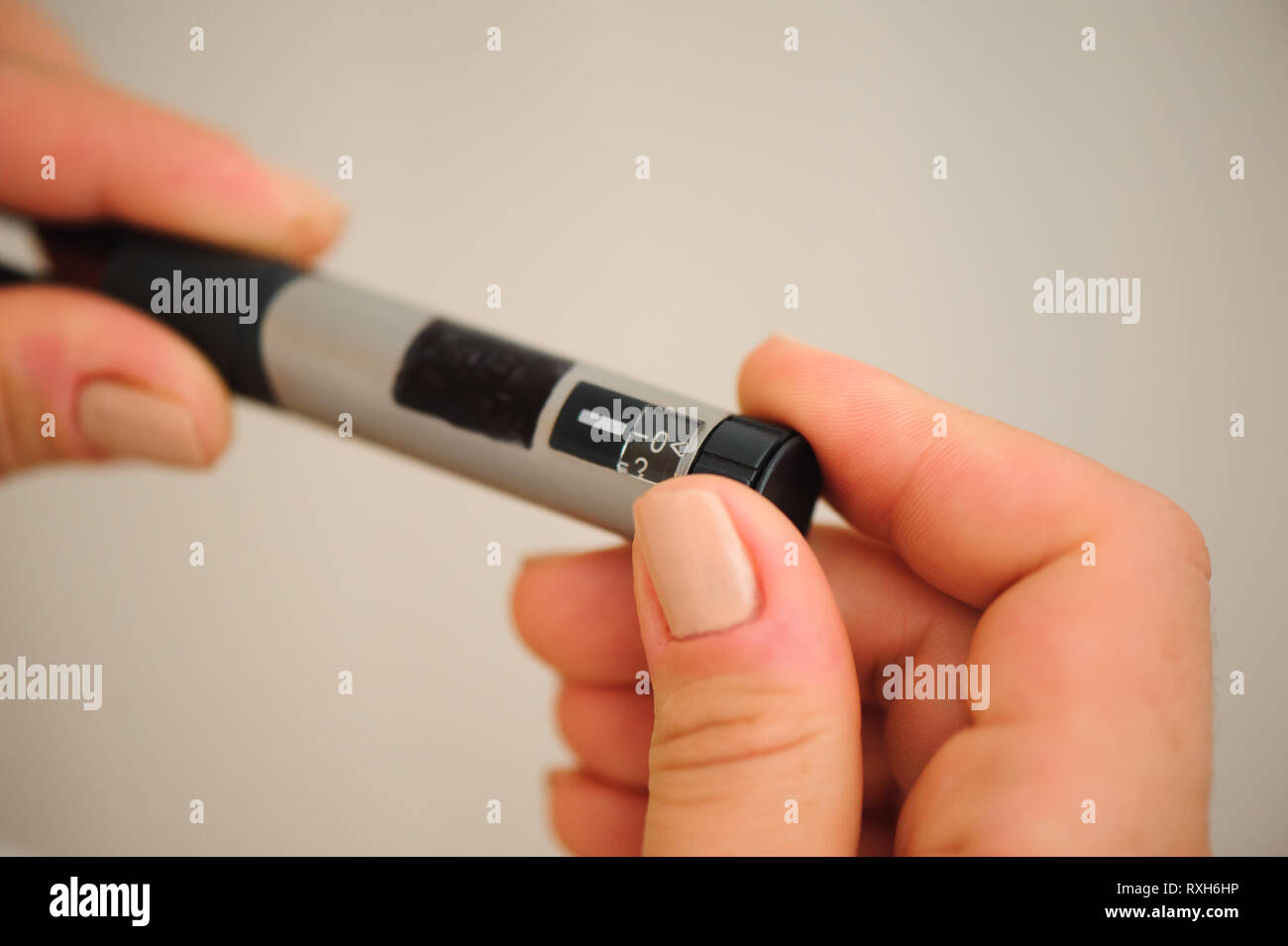 scale on the bottom of insulin pen, self injection medical equipment ...