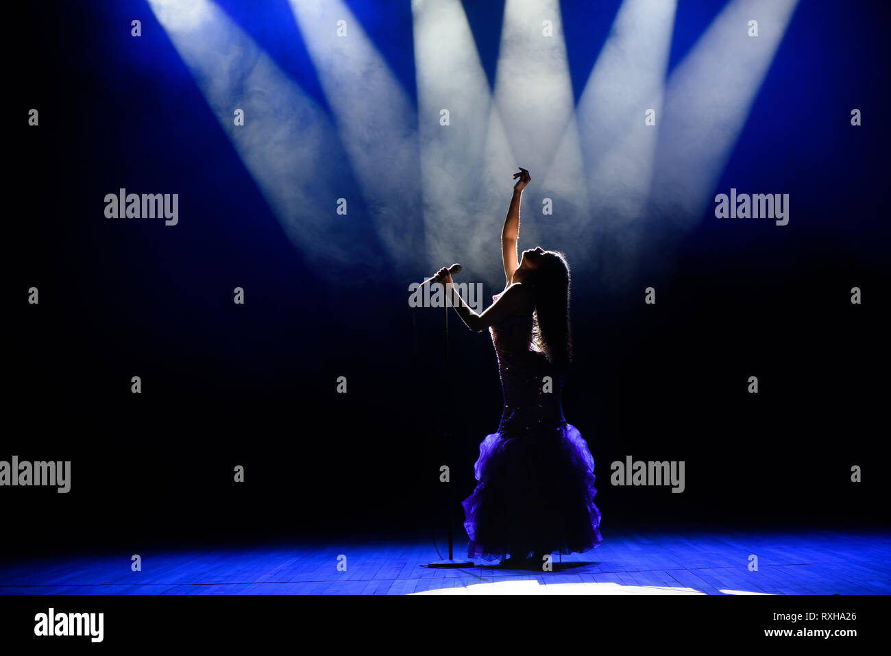 Woman Singing On Stage Stock Photos & Woman Singing On Stage Stock ...