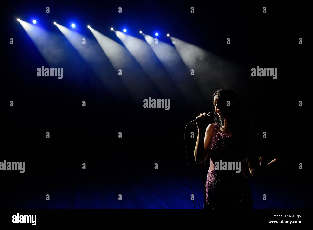 Silhouette stage lights hi-res stock photography and images - Alamy