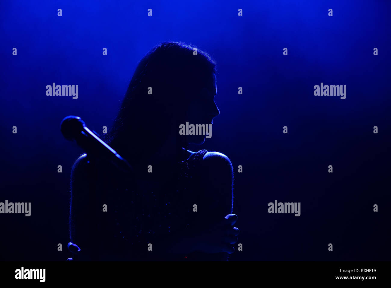 Silhouette of singer on stage. Dark background, smoke, spotlights Stock ...