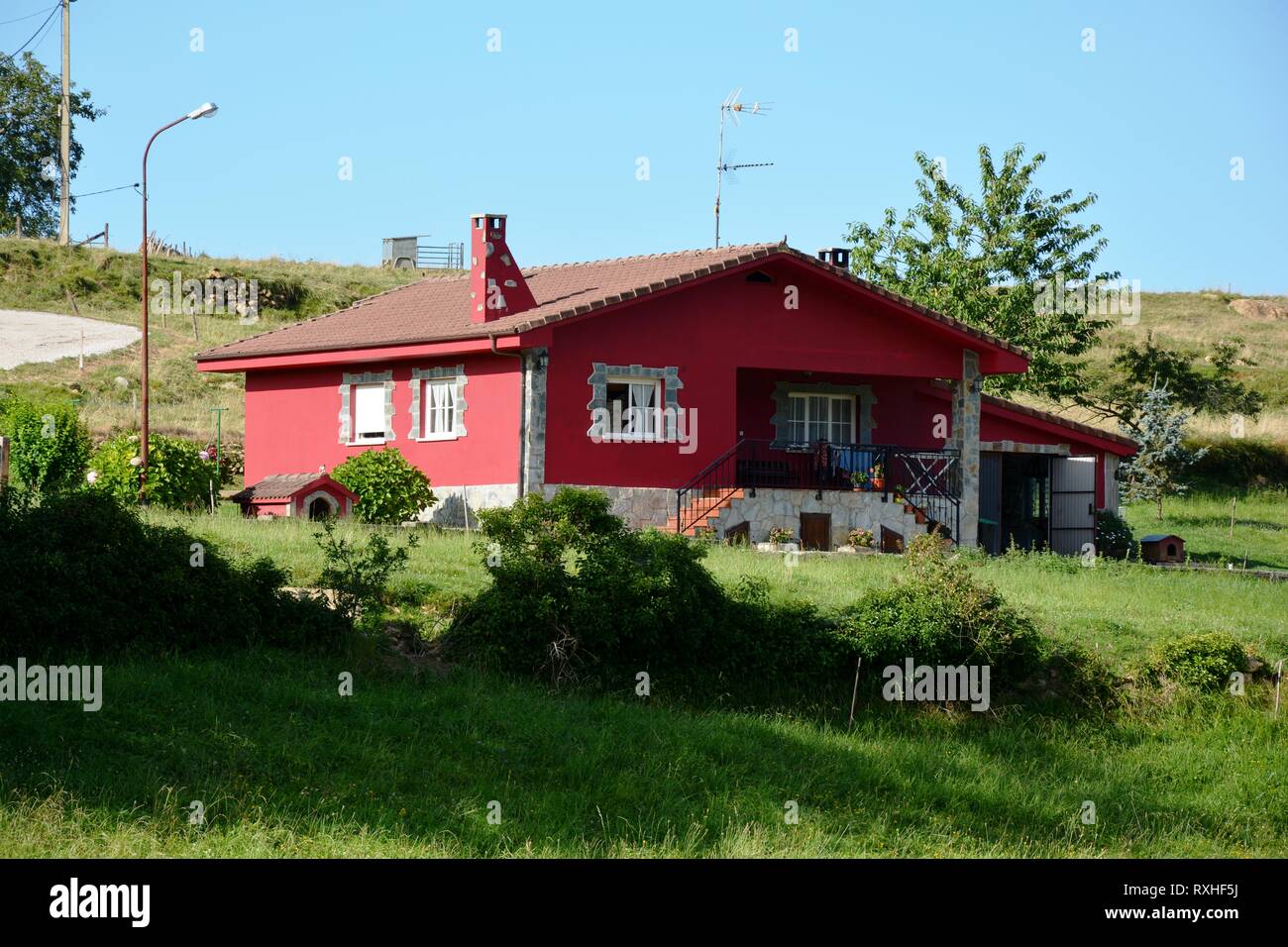Red house windows hi-res stock photography and images - Alamy
