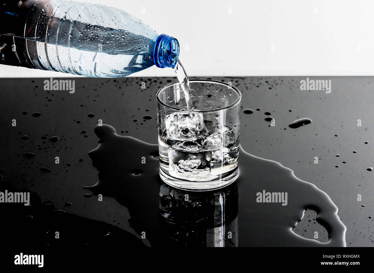 plastic bottle pouring water into a glass Stock Photo - Alamy