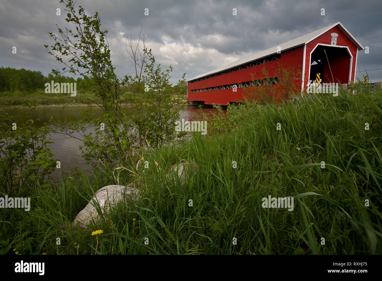 Pont couvert rouge hi-res stock photography and images - Alamy