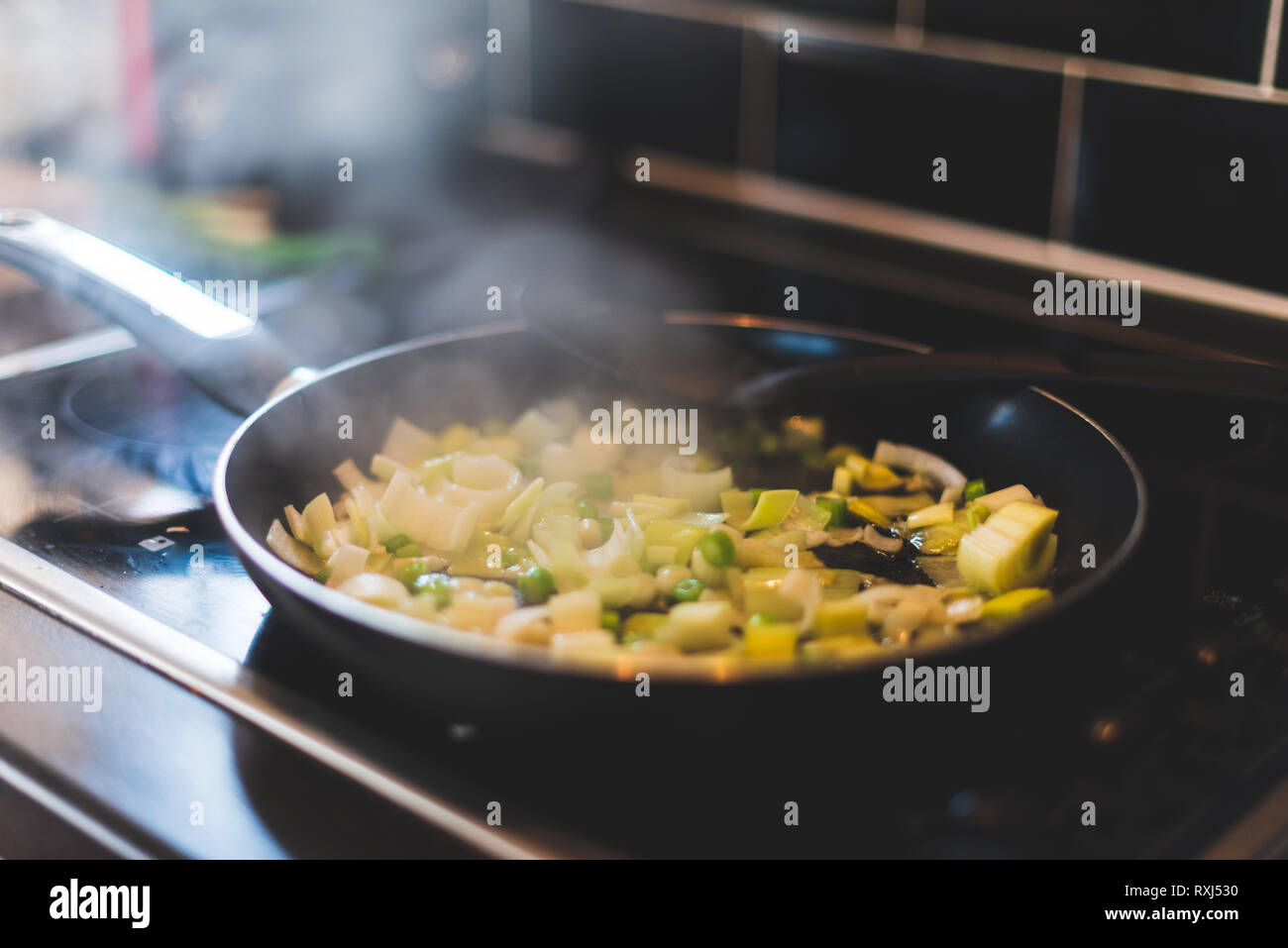 Chicken being cooked hi-res stock photography and images - Alamy