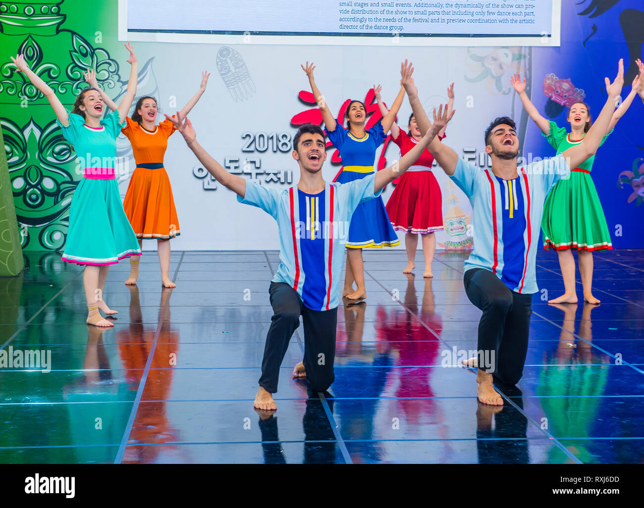 Israeli folk dance hi-res stock photography and images - Alamy