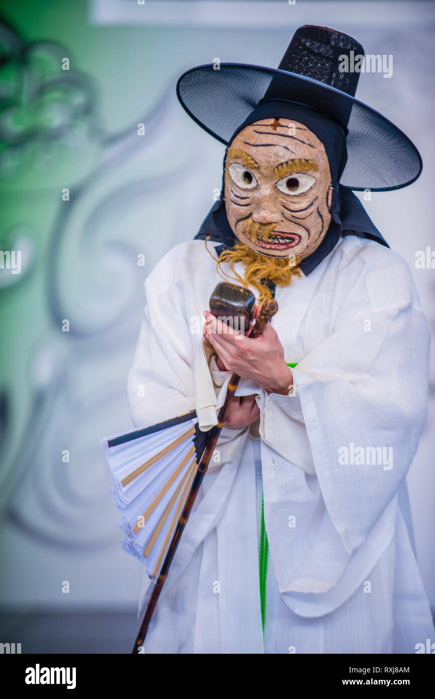 Actor performing the traditinal Korean Maskdance at Andong South Korea ...