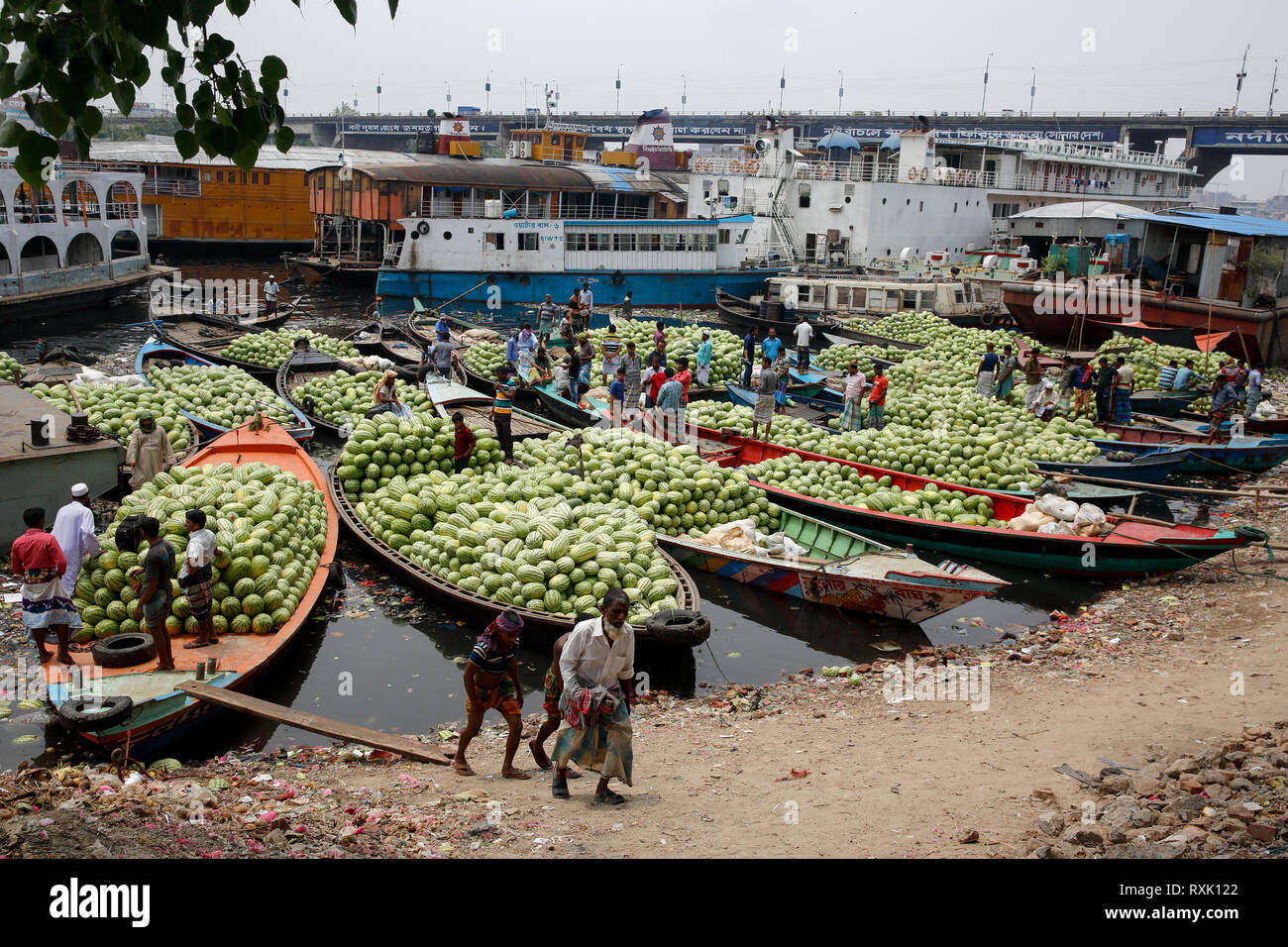 Dhaka fruits market hi-res stock photography and images - Alamy