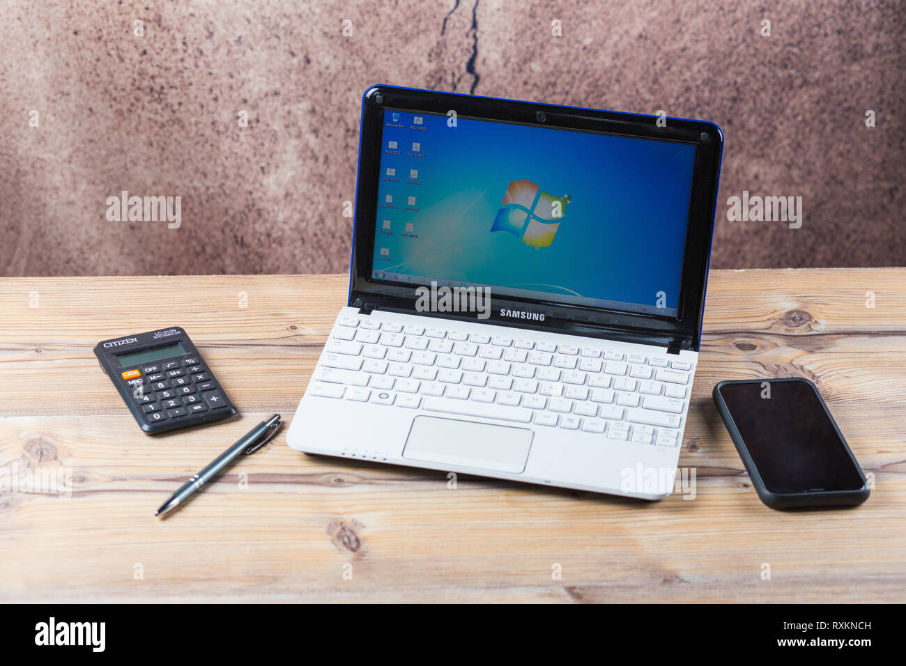 Old samsung phone hi-res stock photography and images - Alamy