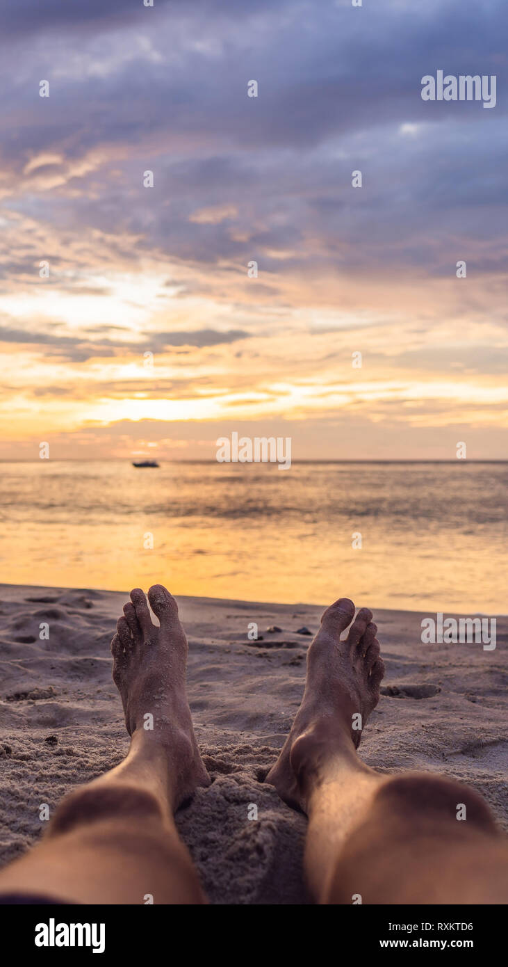 Pretty feet barefoot beach hi-res stock photography and images - Alamy