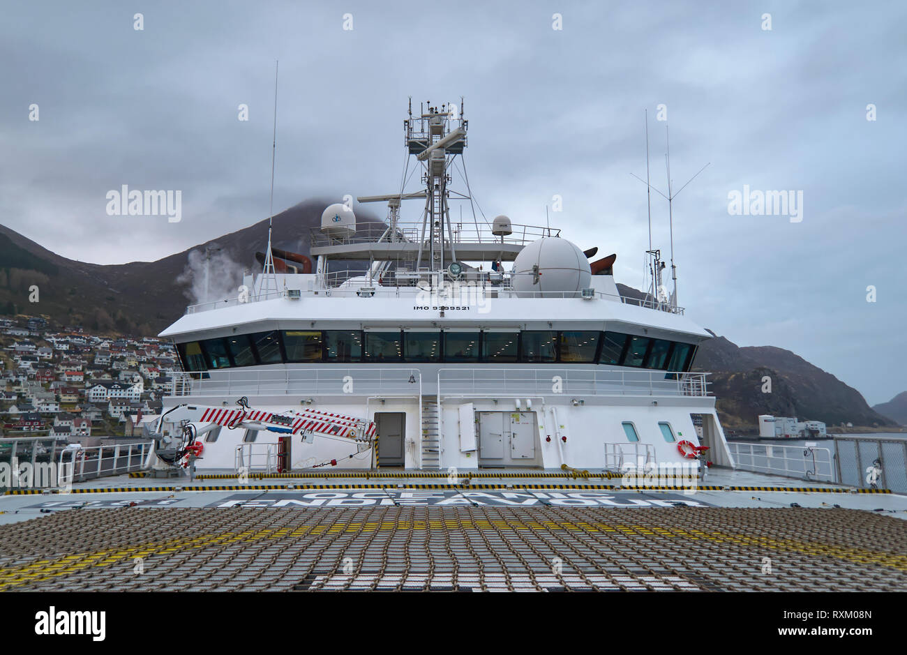 Ships forward crane hi-res stock photography and images - Alamy